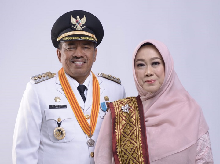 Bupati Siak dan Istri Gunakan Hak Pilih di TPS 003 Kelurahan Kampung ...